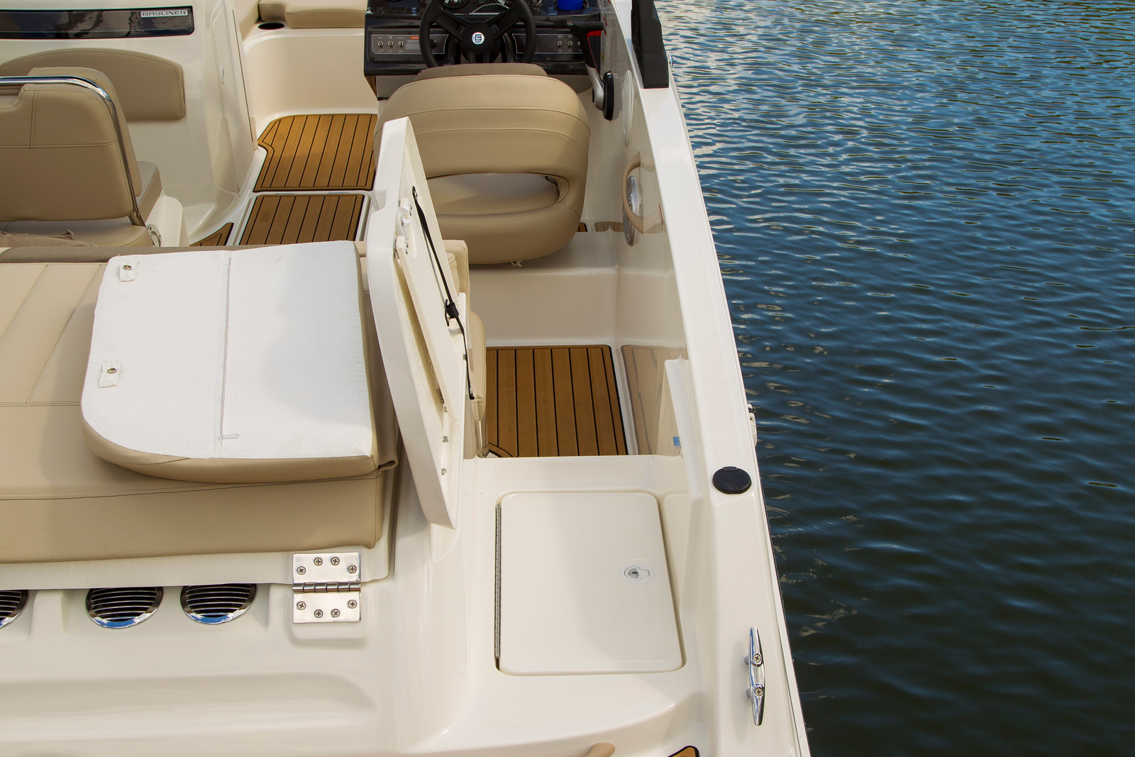 Bayliner VR5 med MerCruiser sterndrive | Bayliner