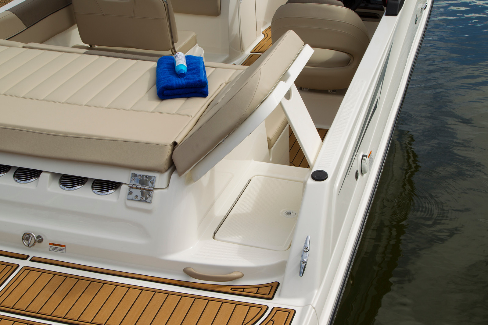 Bayliner VR5 med MerCruiser sterndrive | Bayliner