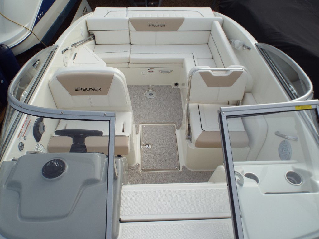 Bayliner 742R Cuddy med MerCruiser sterndrive | Fynbo Marine
