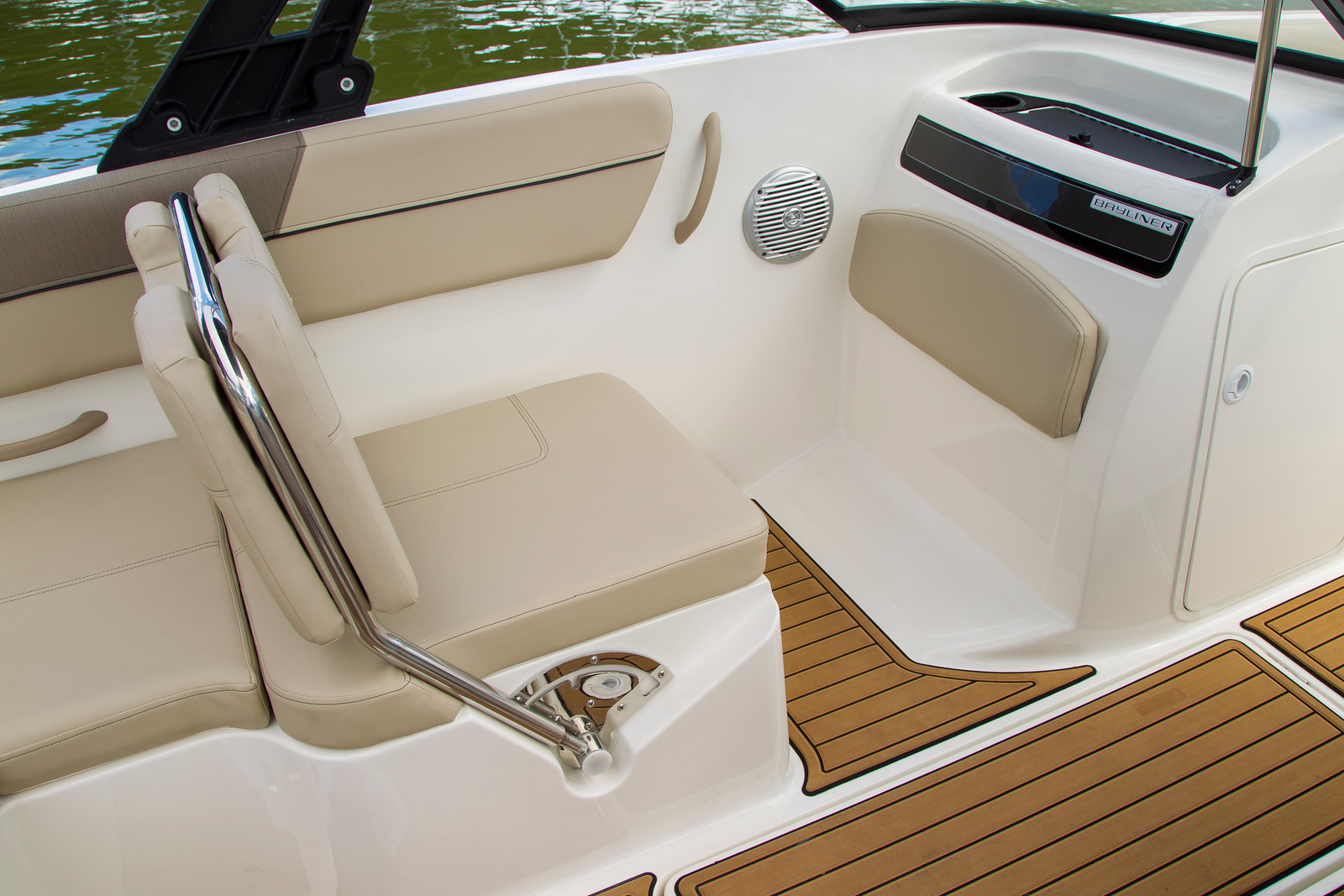 Bayliner VR6 med MerCruiser sterndrive | Bayliner